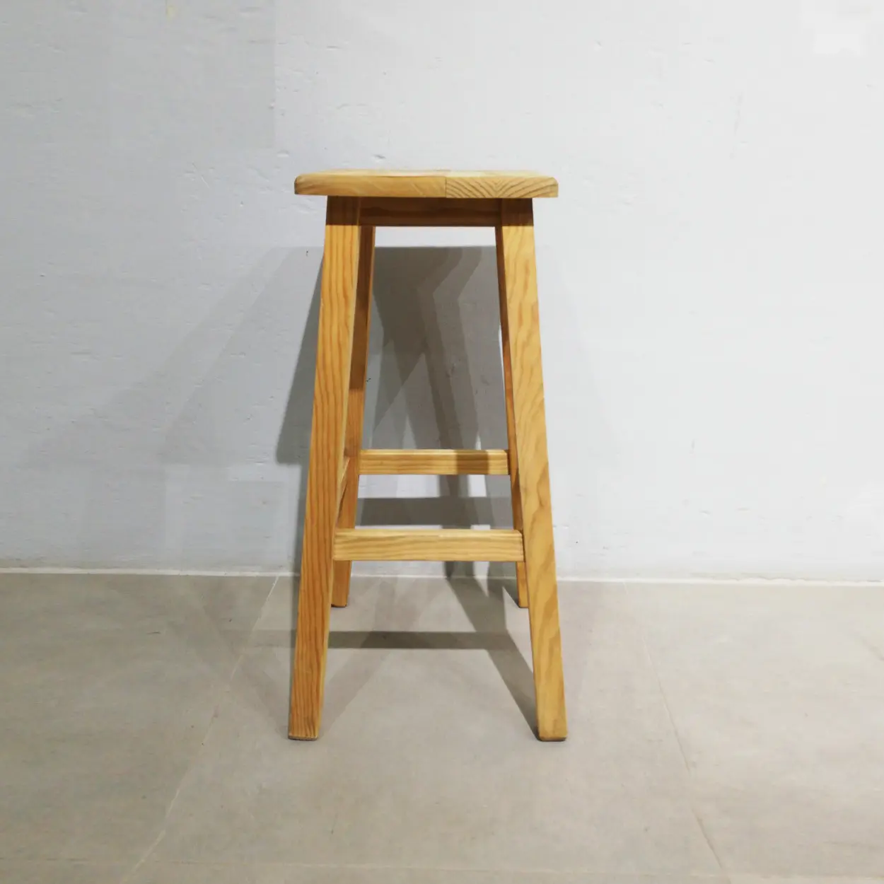 Tamboret de fusta 70 cm (lot 2 unitats) - Cabauoportunitats.com