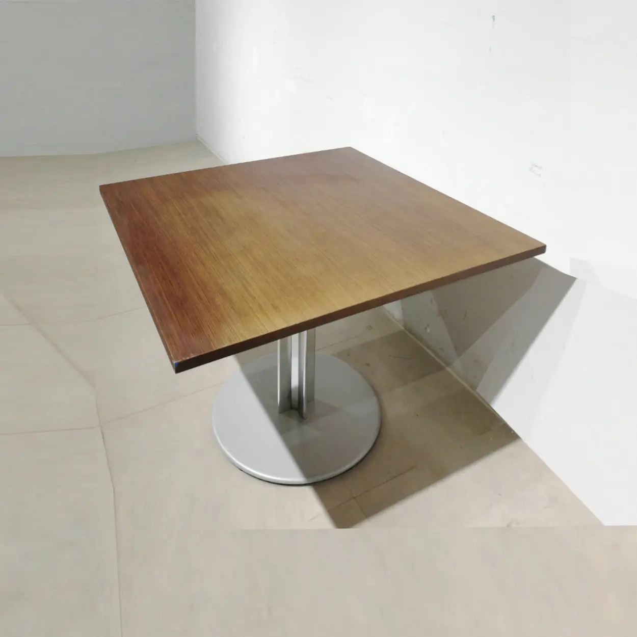 Mesa con pata central 100x100x72cm - Cabau Oportunitats